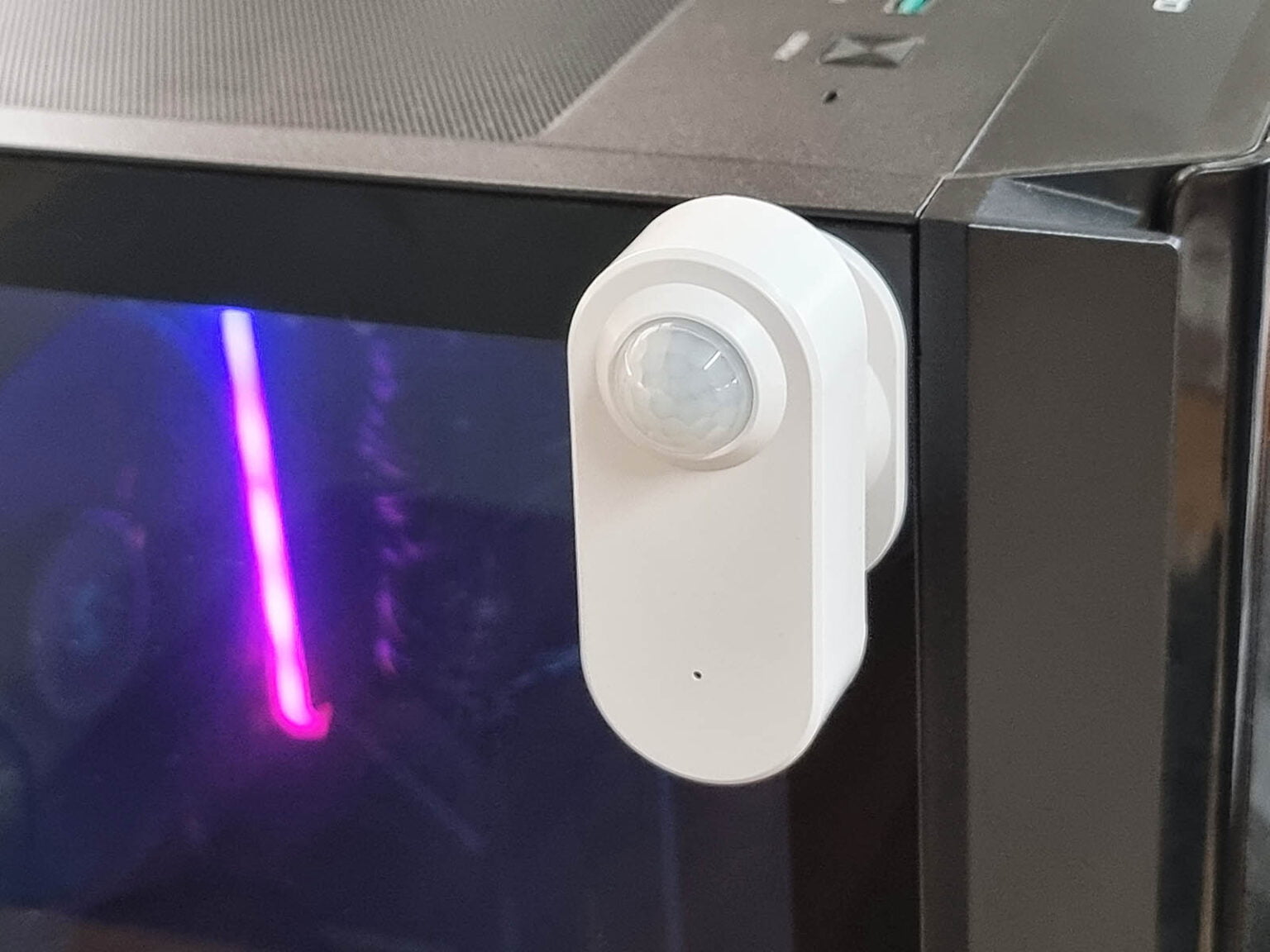 Zigbee Battery Presence Sensor ZG-204ZM Review - SmartHomeScene