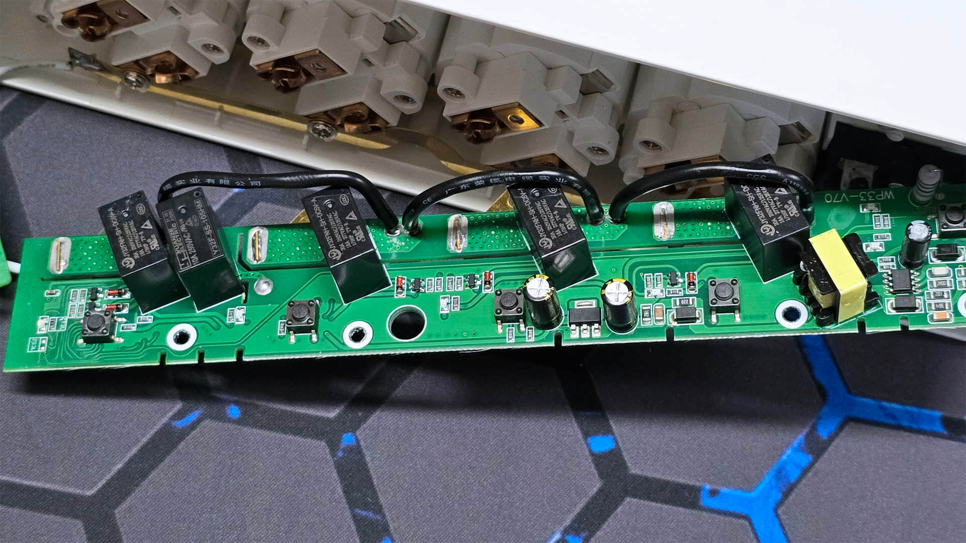 Tuya Matter Power Strip with USB Ports Review - SmartHomeScene