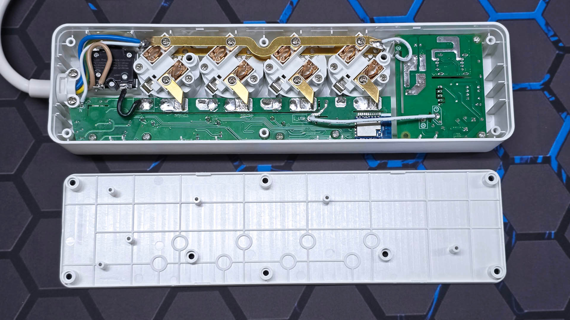 Tuya Matter Power Strip with USB Ports Review - SmartHomeScene